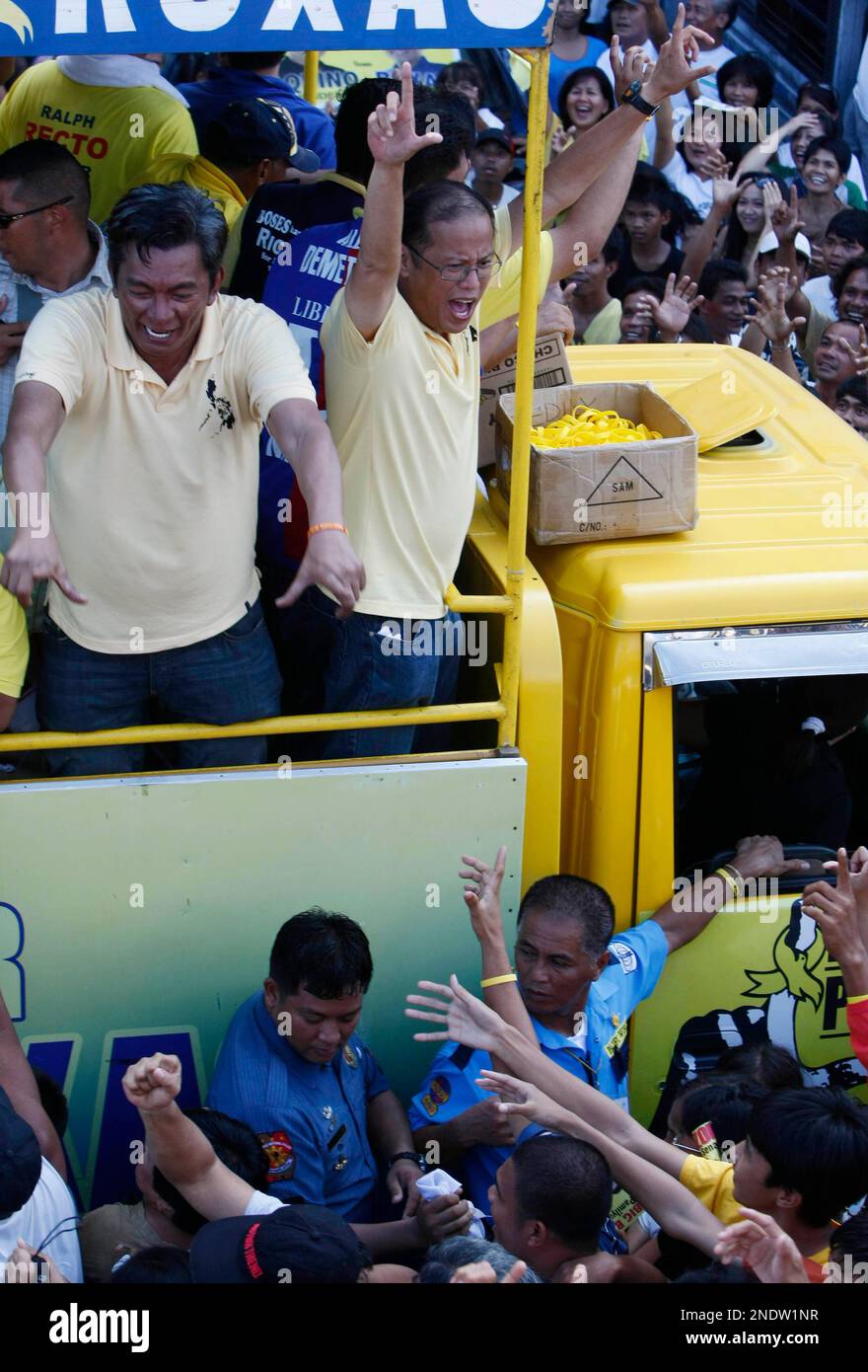 Presidential candidate Sen. Benigno "Noynoy" Aquino III, center ...