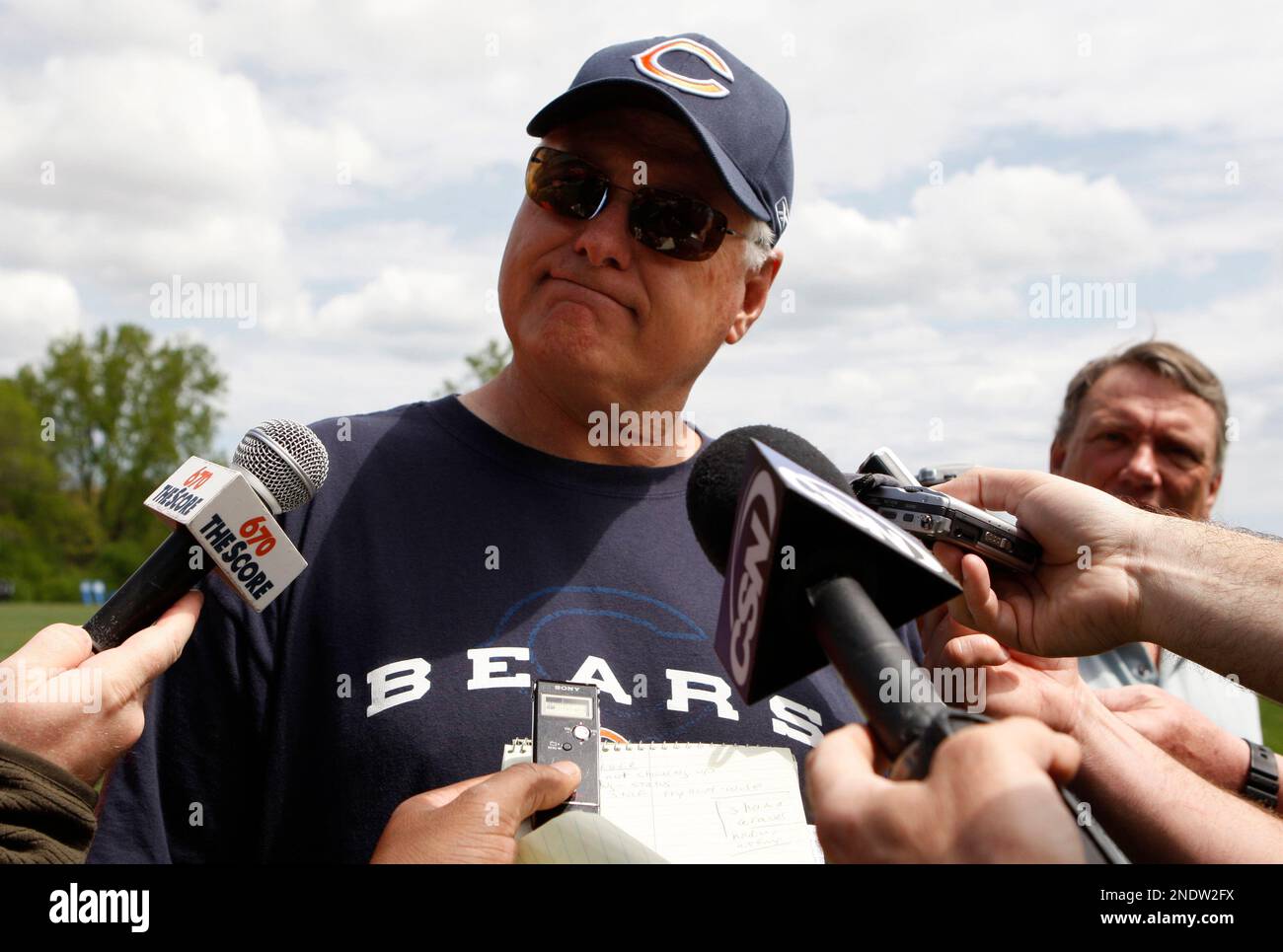 Chicago Bears offensive coordinator Mike Martz talks to the media ...