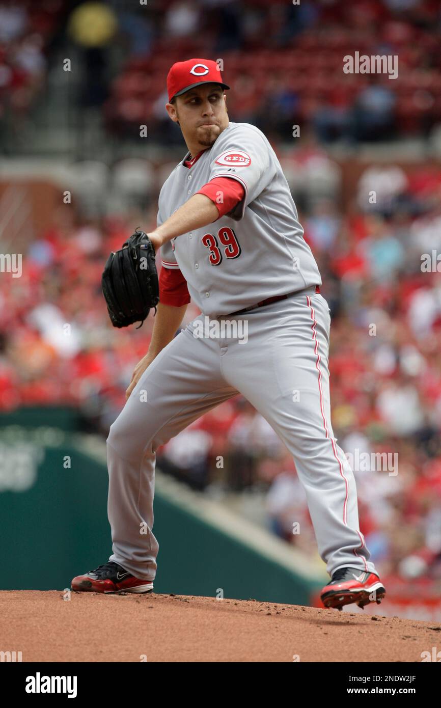 Cincinnati Reds starting pitcher Aaron Harang throws during a baseball ...