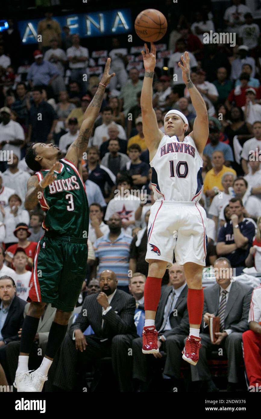 Atlanta Hawks guard Mike Bibby (10) shoots defended by Milwaukee Bucks ...
