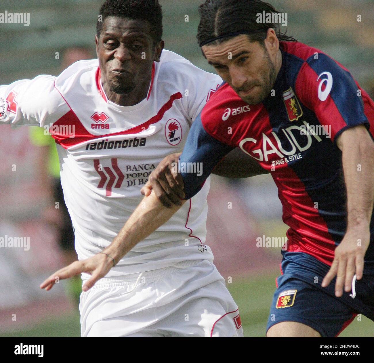 Bari's Edgar Anthony Álvarez Reyes, of Honduras, left, challenges for ...