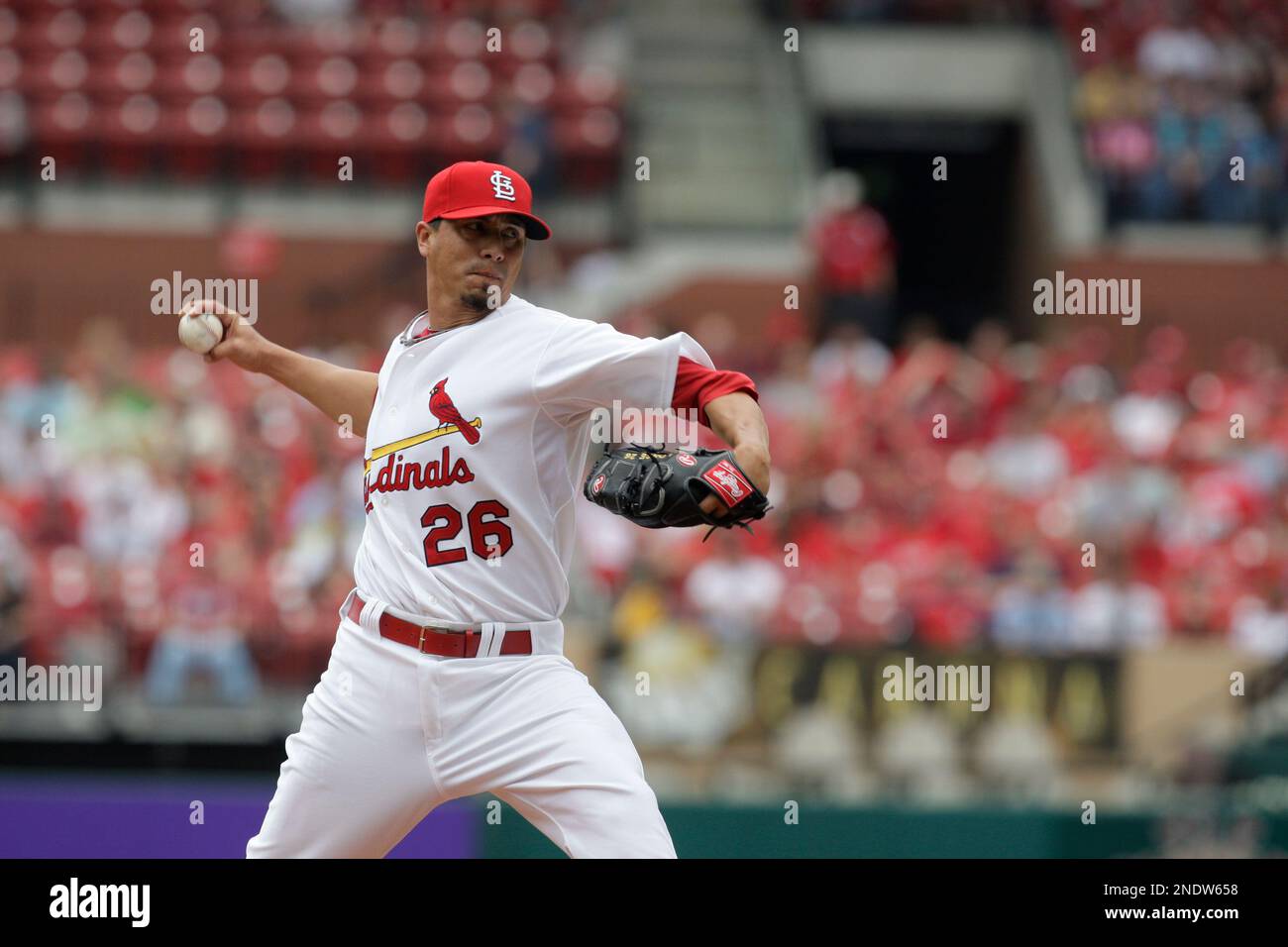St. Louis Cardinals starting pitcher Kyle Lohse throws during a ...
