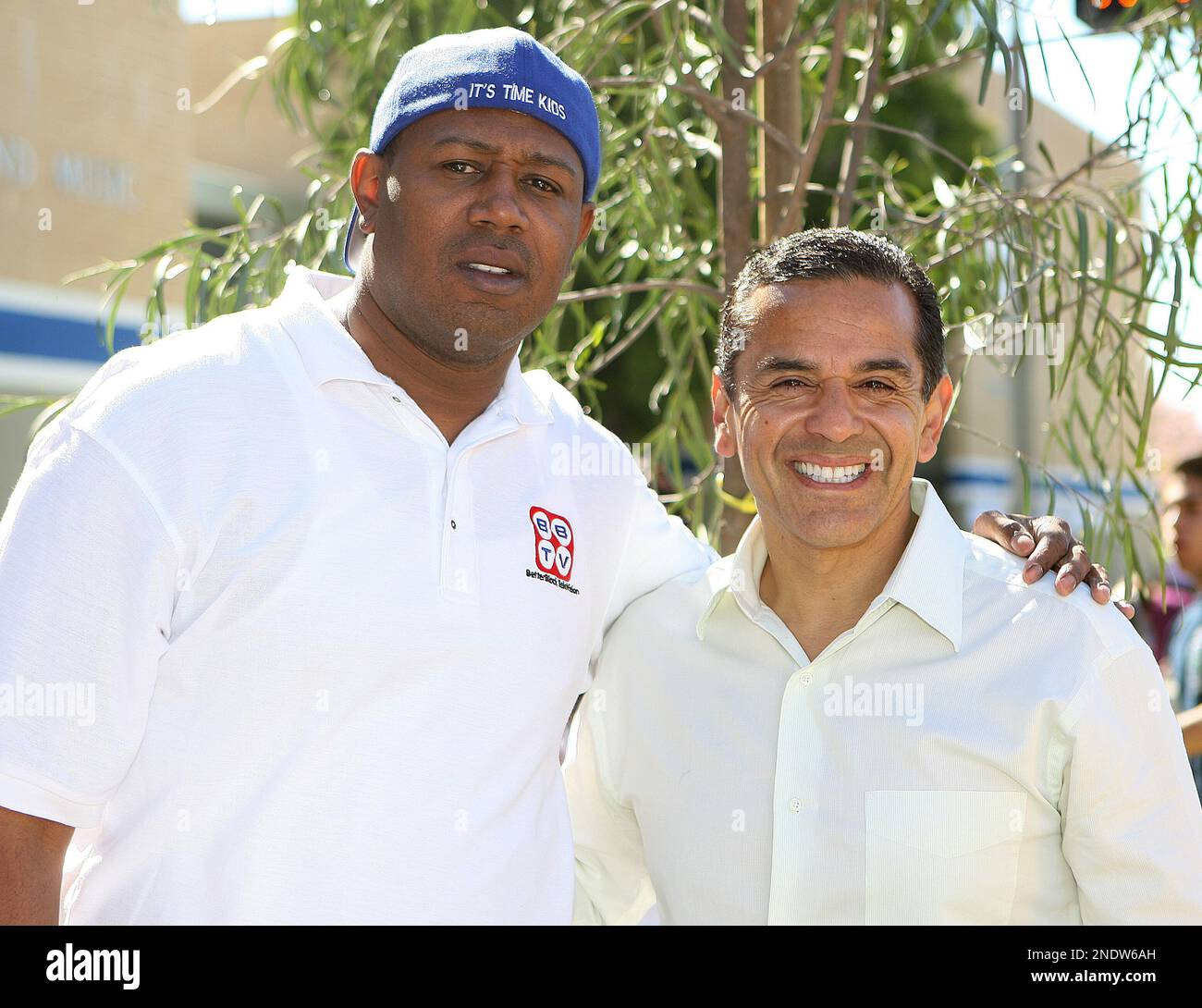 Los Angeles Mayor Antonio Villaraigosa (R) and music producer Master P ...