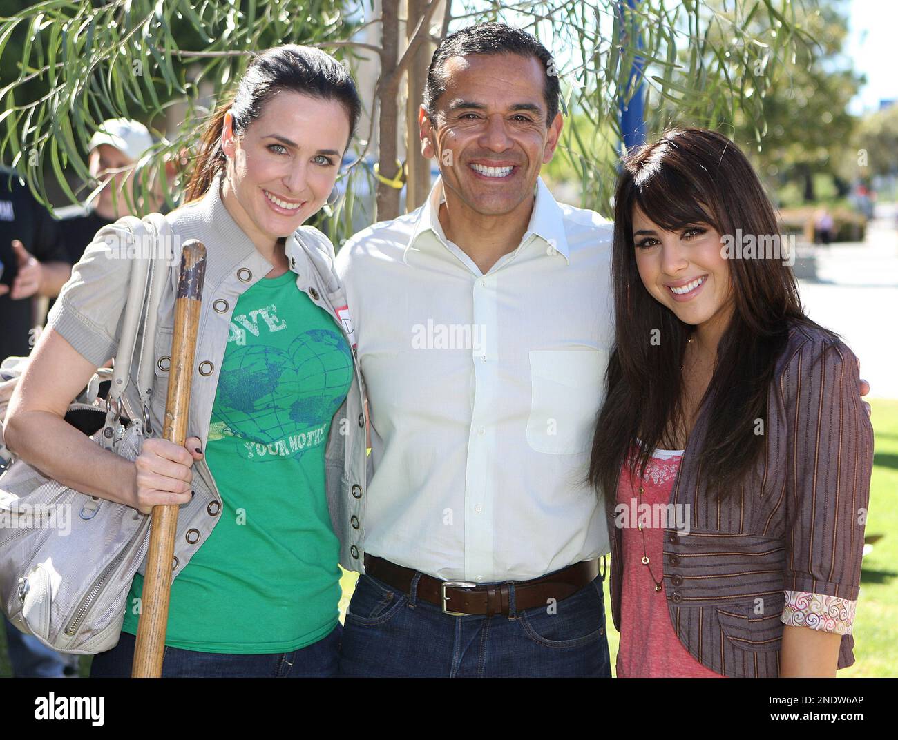 Actress Danielle Bisutti, Los Angeles Mayor Antonio Villaraigosa and ...