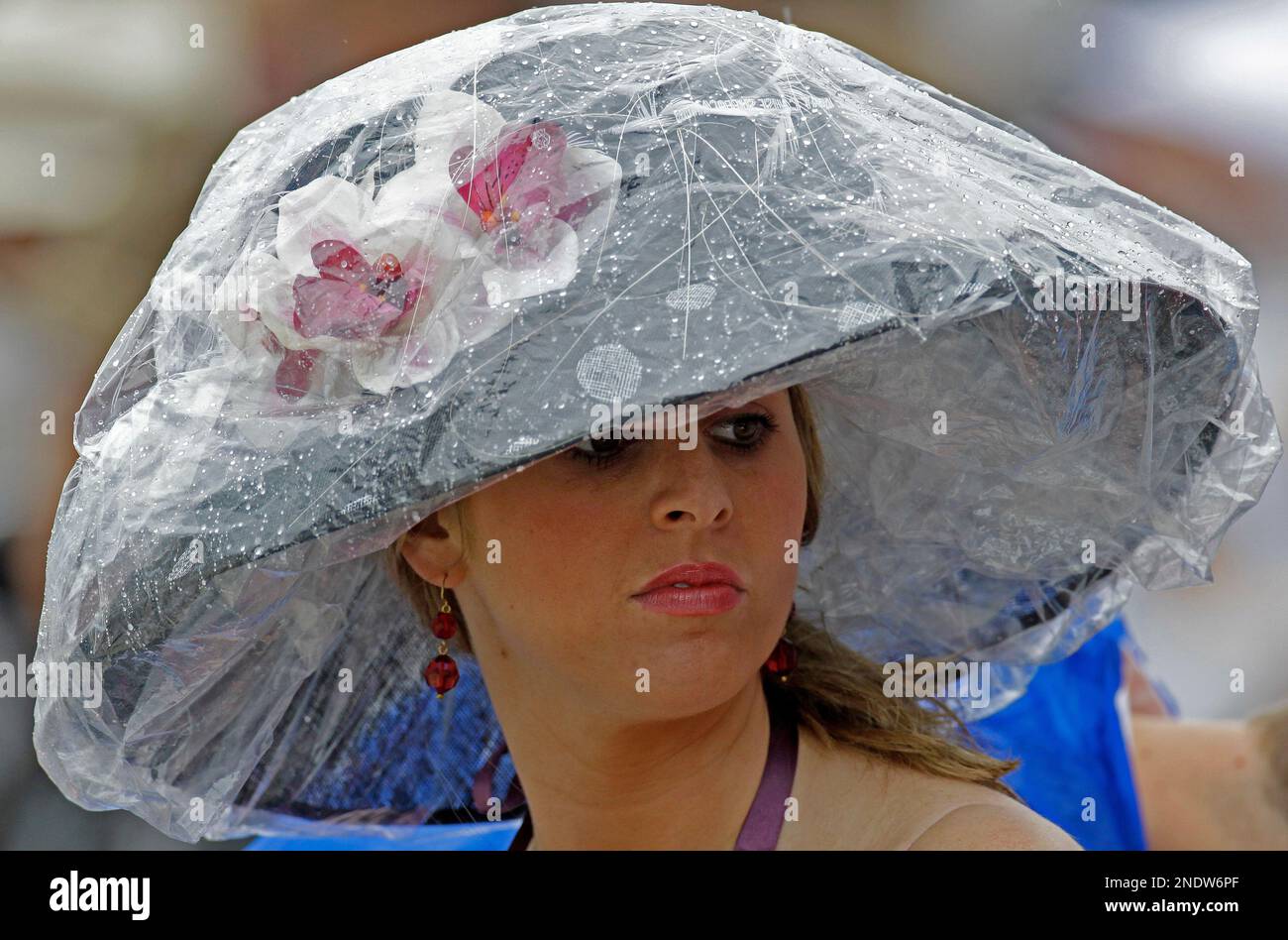 Christen Edelen, from Louisville, Ky., uses a plastic bag to protect ...