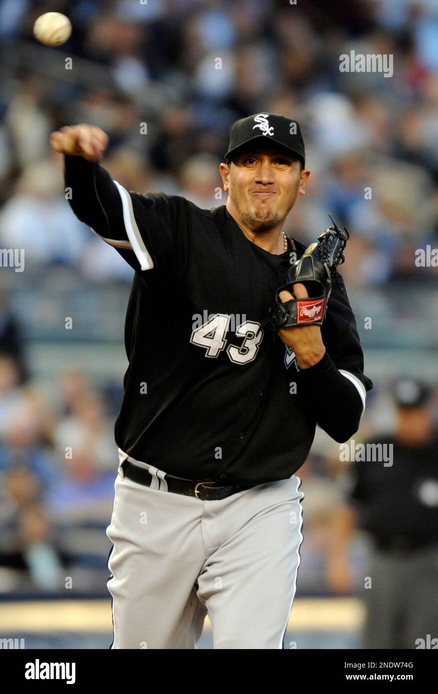Chicago White Sox pitcher Freddy Garcia tries to pick off the New York ...