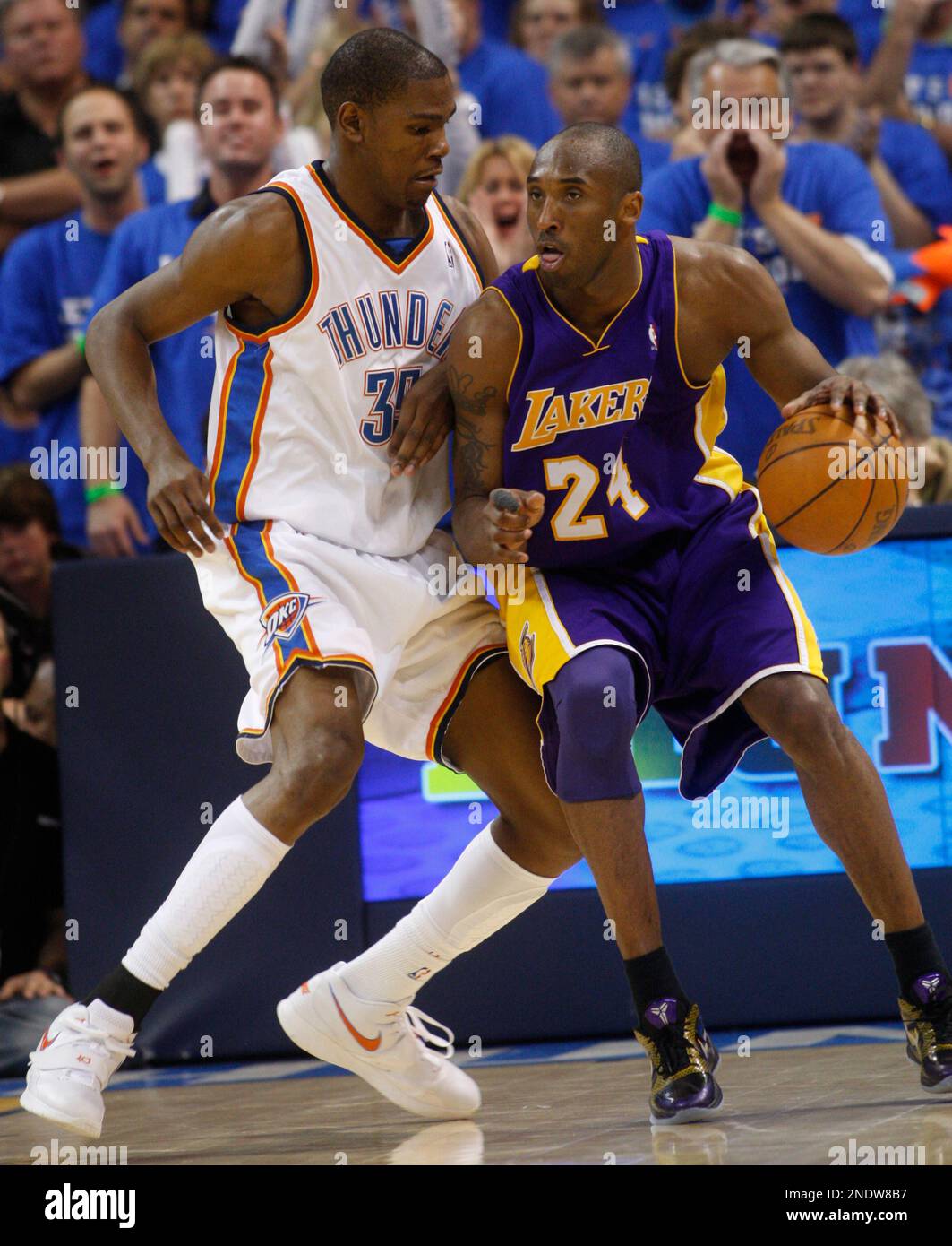 Los Angeles Lakers guard Kobe Bryant, right, drives against Oklahoma ...