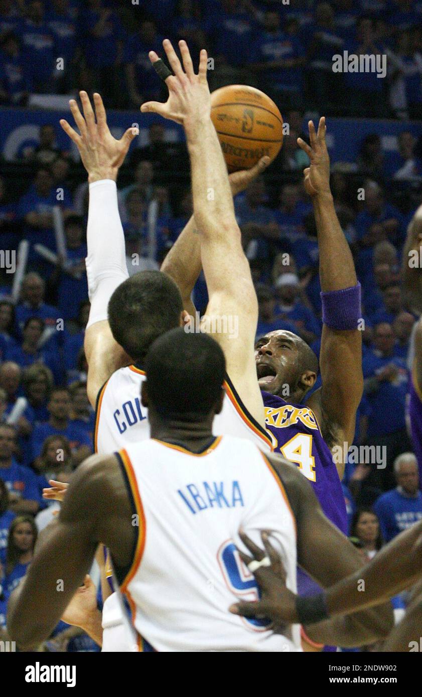 Los Angeles Lakers guard Kobe Bryant, right, shoots as Oklahoma City ...