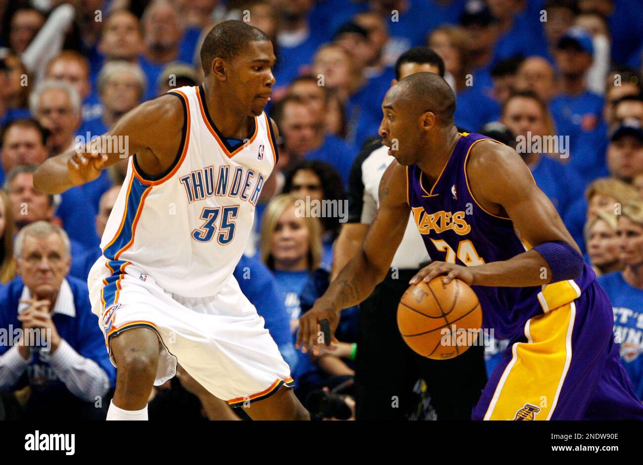 Los Angeles Lakers Kobe Bryant, right, drives to the basket against ...