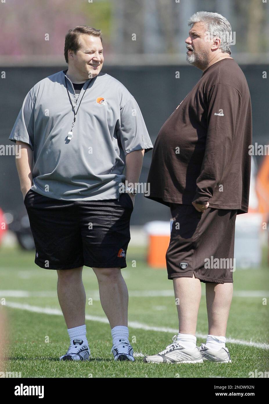 Cleveland Browns head coach Eric Mangini, left, talks with defensive ...