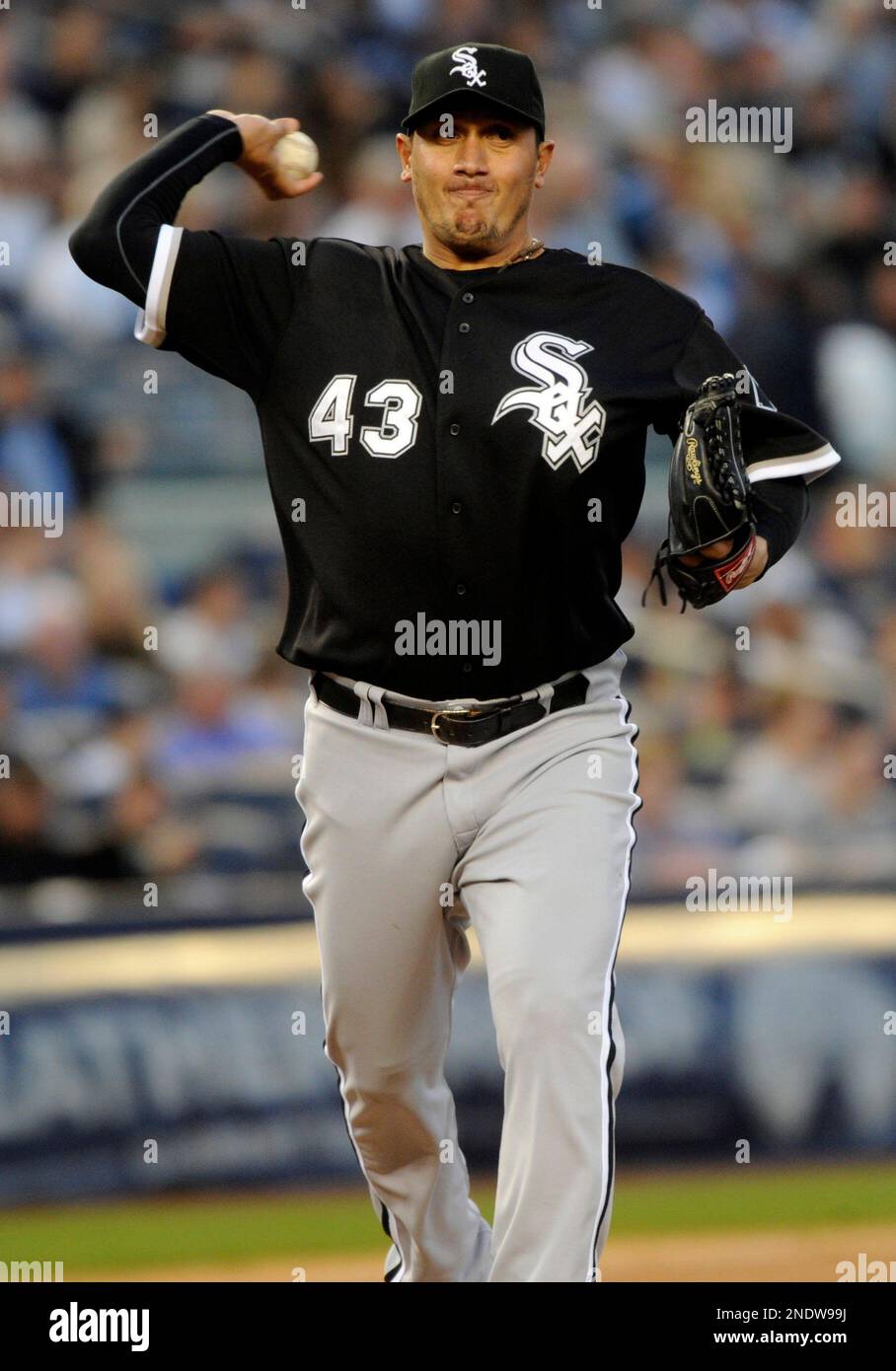 Chicago White Sox pitcher Freddy Garcia tries to catch New York Yankees ...