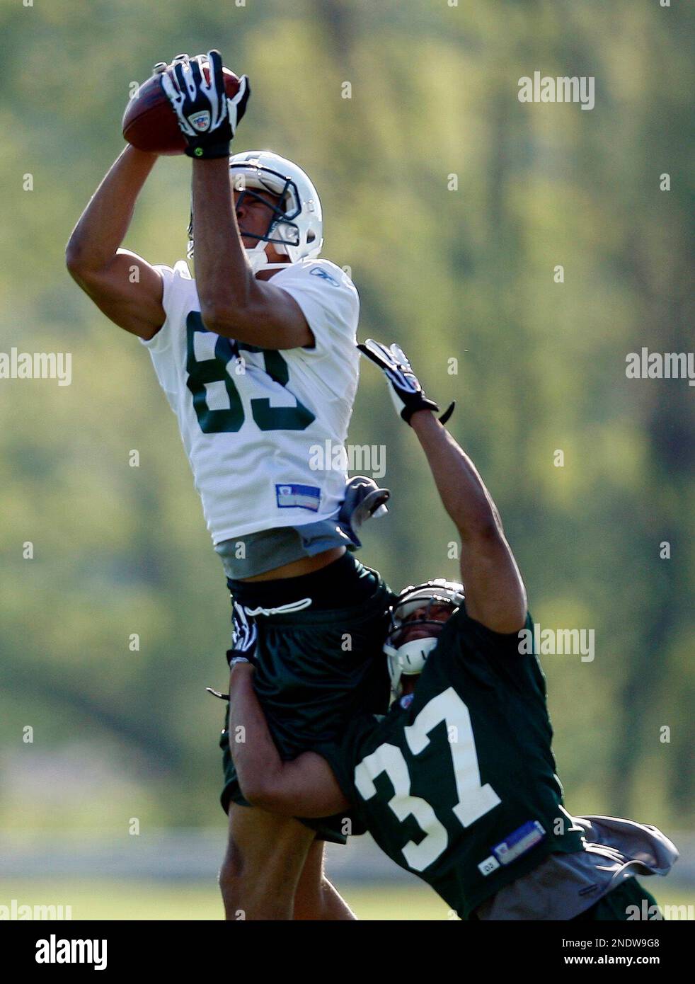 New York Jets rookie Wesley Lyons (83) catches a pass over Anthony ...
