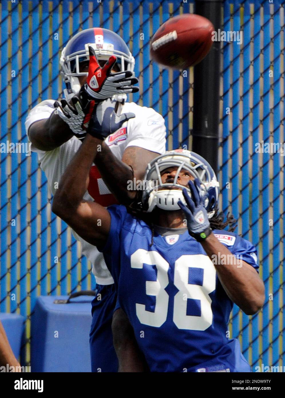 New York Giants' Lance Leggett, left, attempts to catch a pass as Seth ...