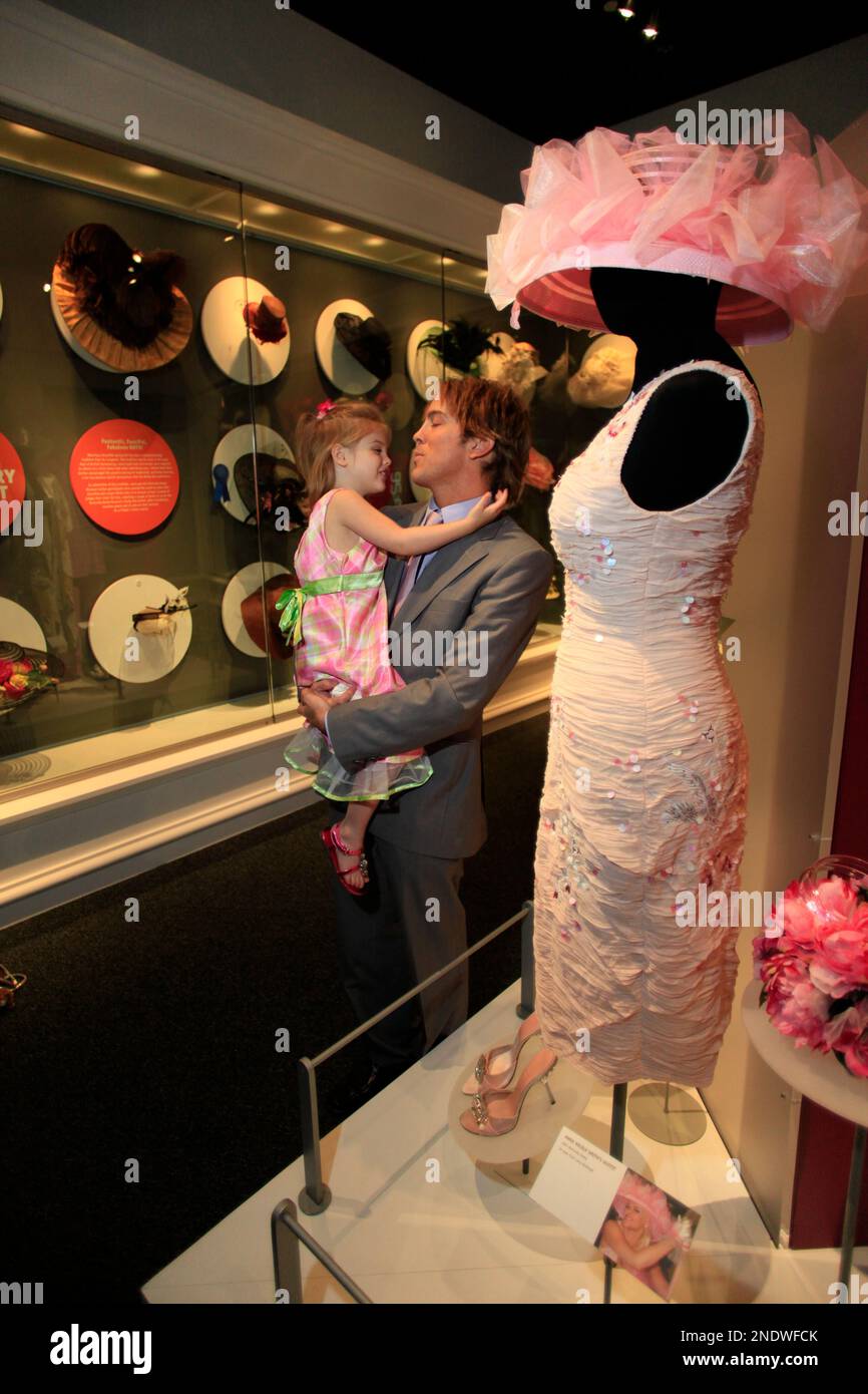 Larry Berkhead and daughter Dannielynn look at a dress of Anna Nicole ...