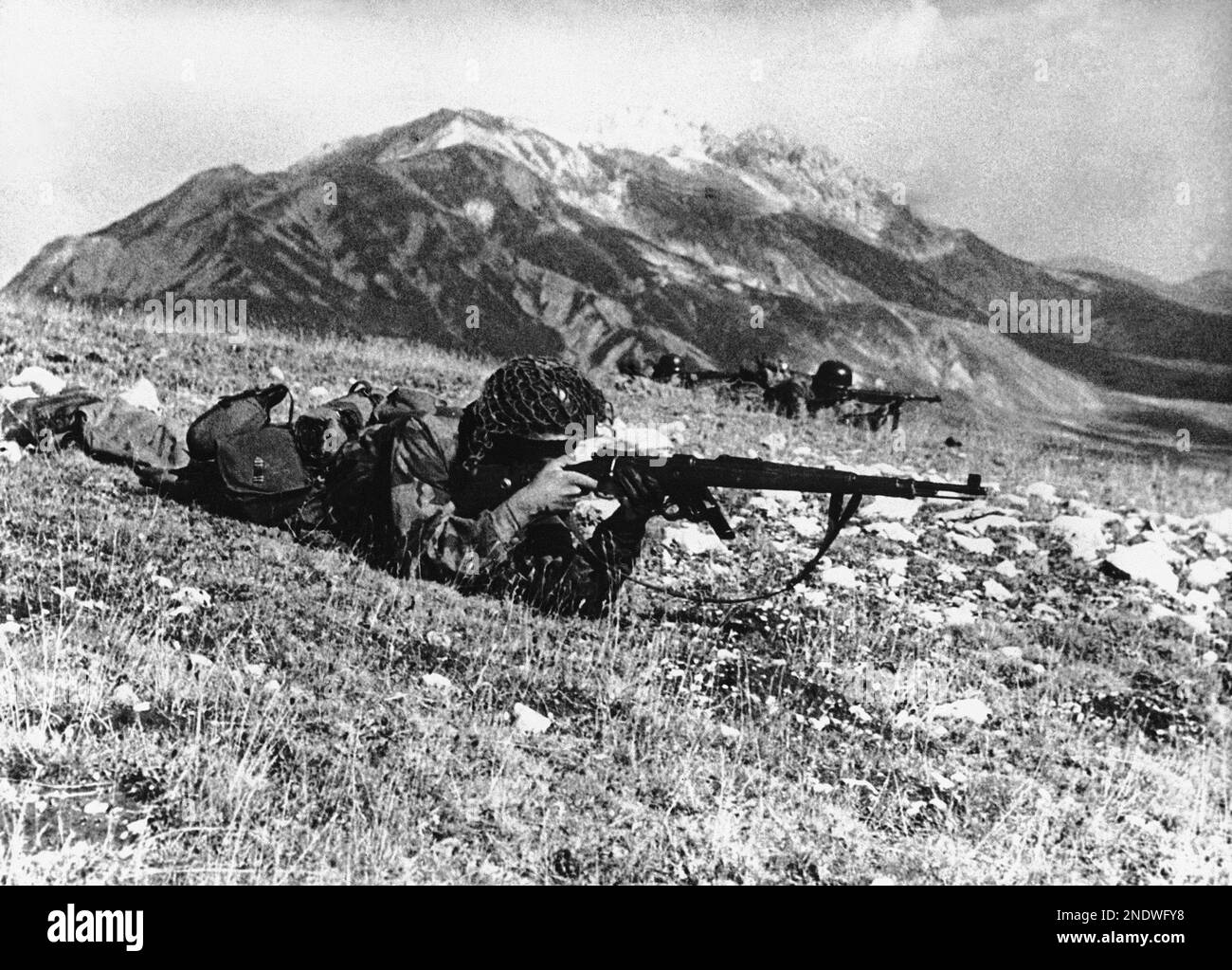 German paratroopers take up positions on the Gran Sasso Plateau in ...