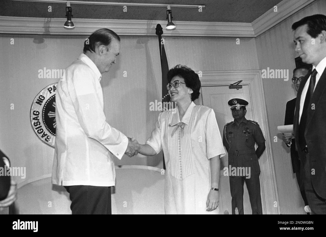 Philippine President Corazon Aquino receives Ambassador David Abshire ...