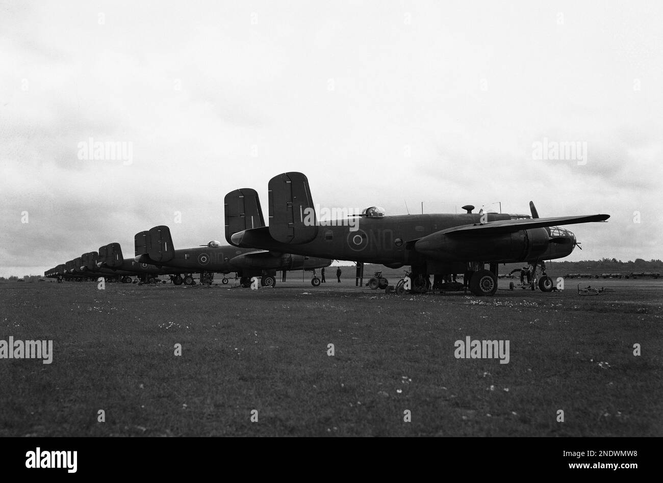 Men of the Royal Dutch Naval Air Service, who have been flying America ...