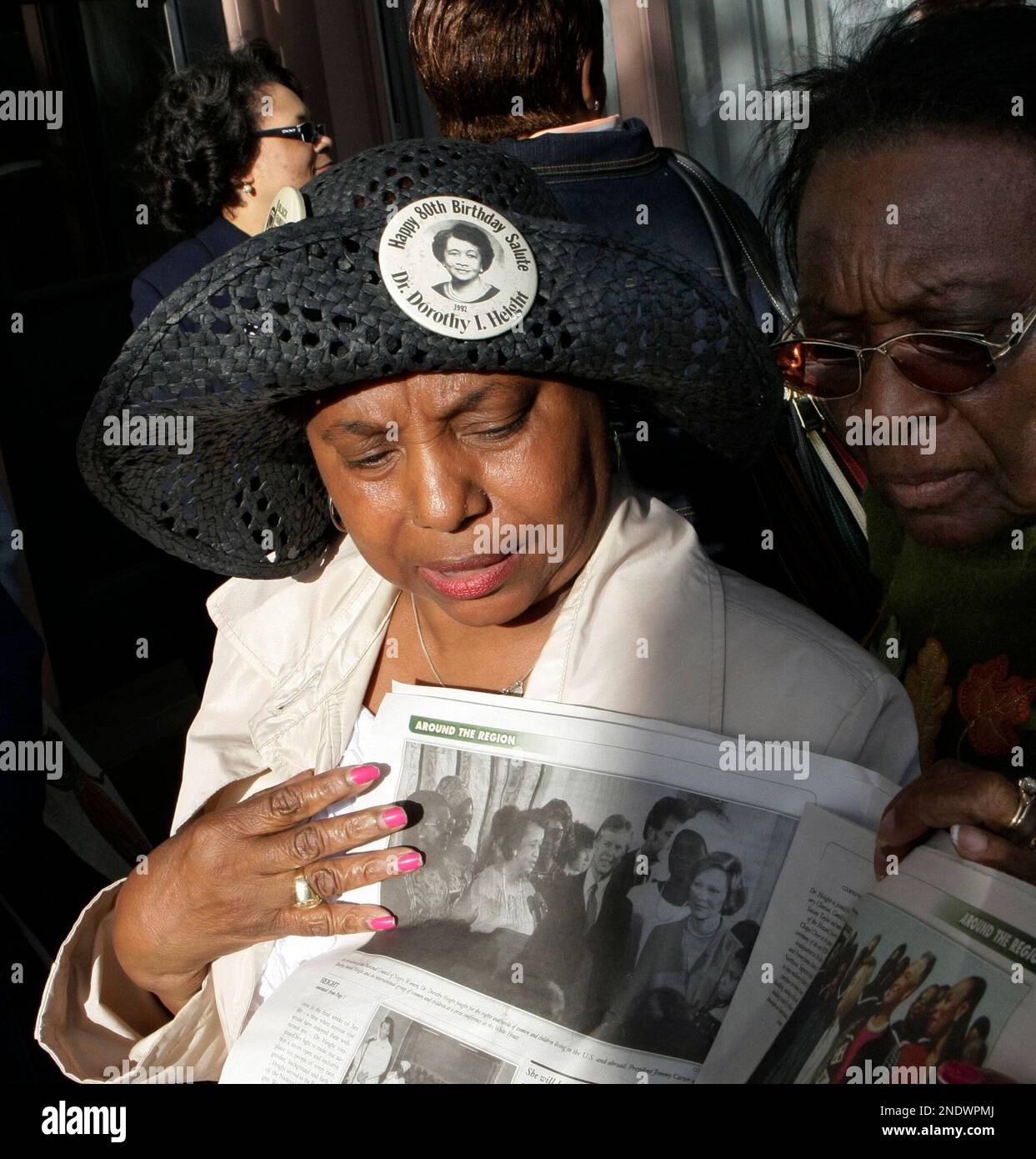 Annette Edwards of Washington wears a button in her hat commemorating ...