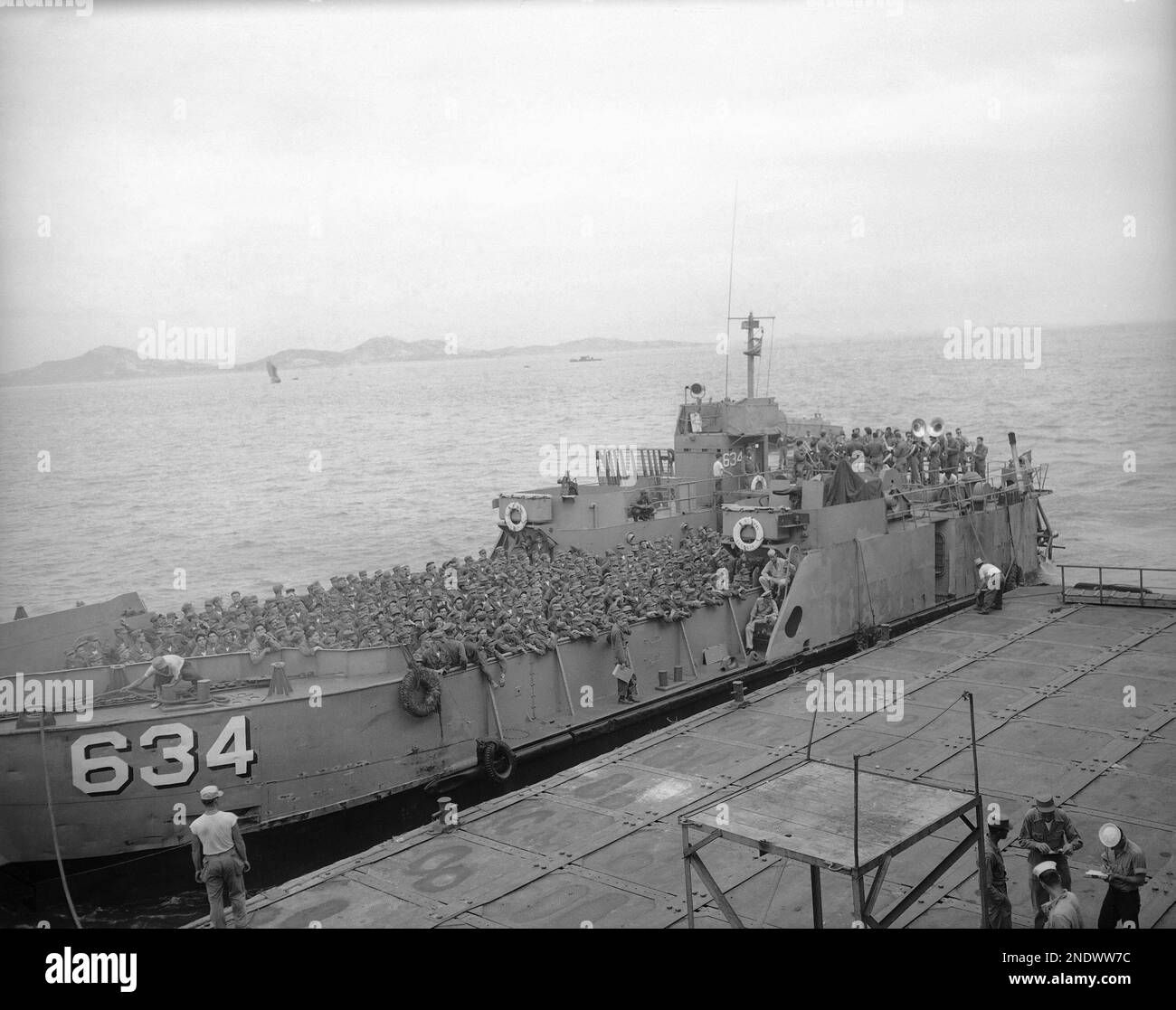 A crowded LSU carrying 374 repatriated U.S. soldiers pulls into the ...
