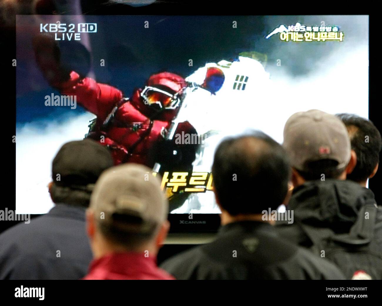 South Korean watch TV live broadcasting of South Korean climber Oh Eun-sun reaching the summit ...