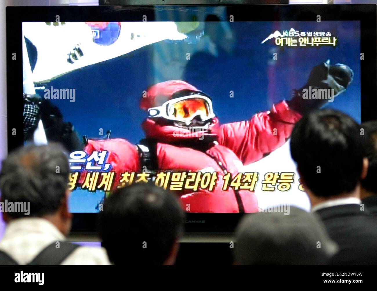 South Korean watch TV live broadcasting of South Korean climber Oh Eun-sun reaching the summit ...