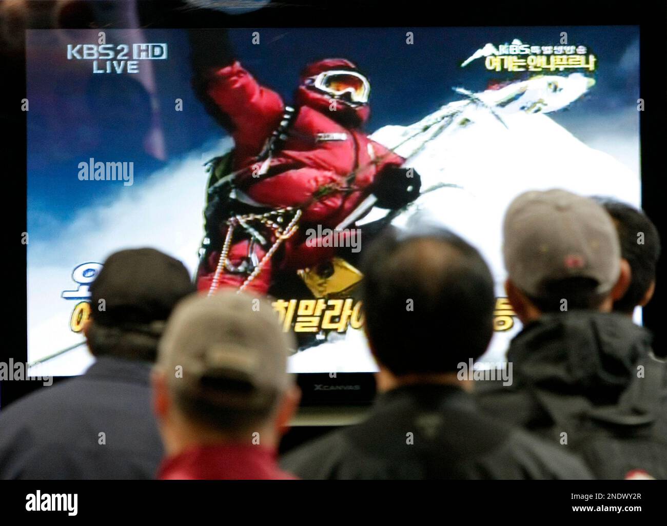 South Korean watch TV live broadcasting that South Korean climber Oh Eun-sun reached the summit ...