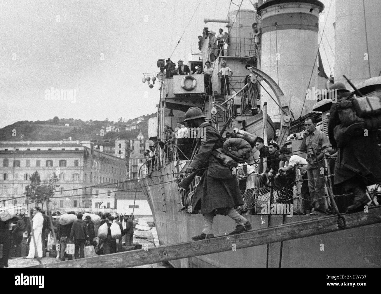 French troops disembark from a destroyer drawn up alongside the dock at ...