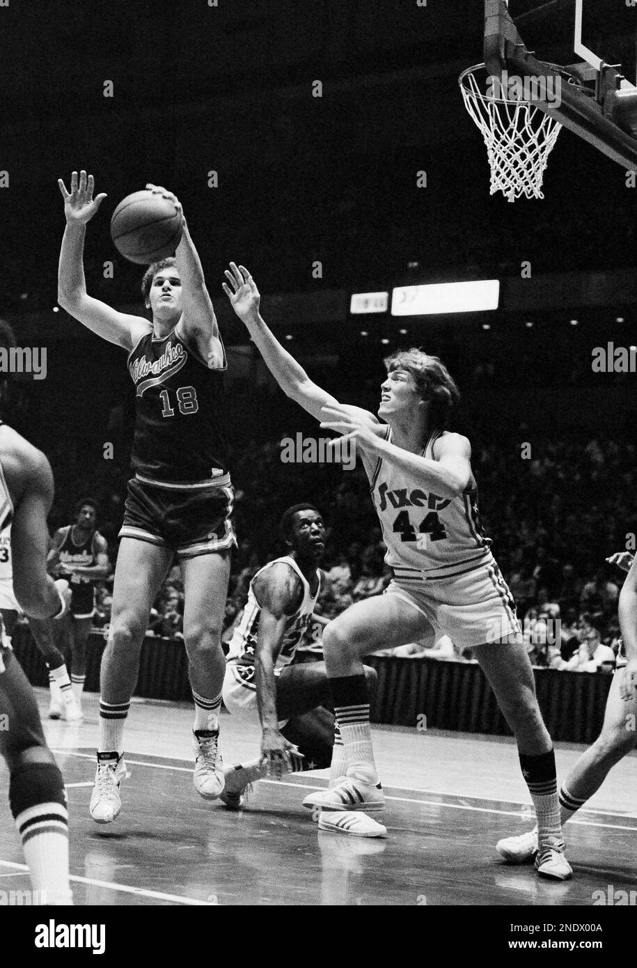 FILE - In this Dec. 13, 1974, file photo, Kevin Restani (18) of the ...