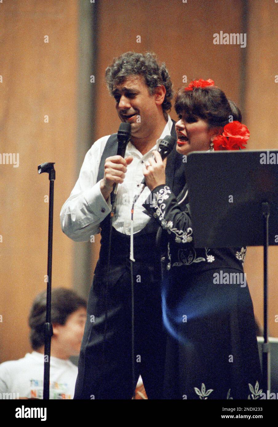 Opera star Placido Domingo and pop singer Linda Ronstadt sing together ...