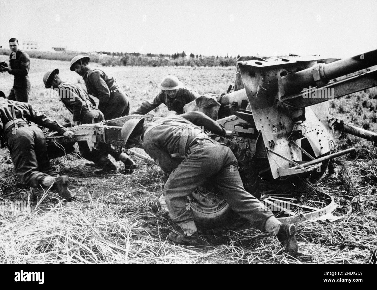 Members of a Greek Army gun crew, in training with British forces in ...
