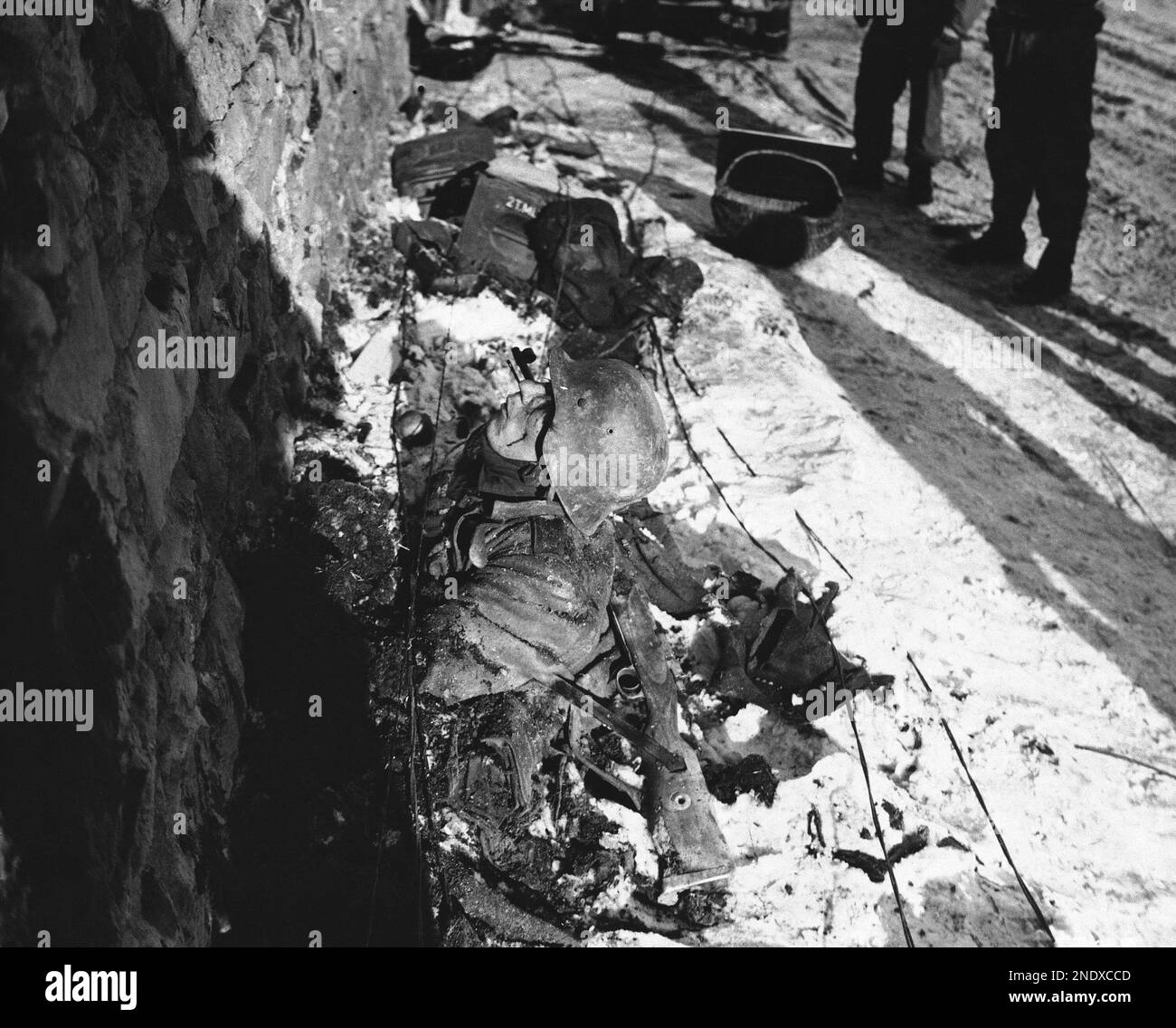 ** EDS NOTE: GRAPHIC CONTENT ** The shattered remains of a dead German ...