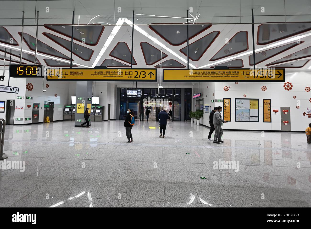 China's first metro station built on the river-crossing bridge ...