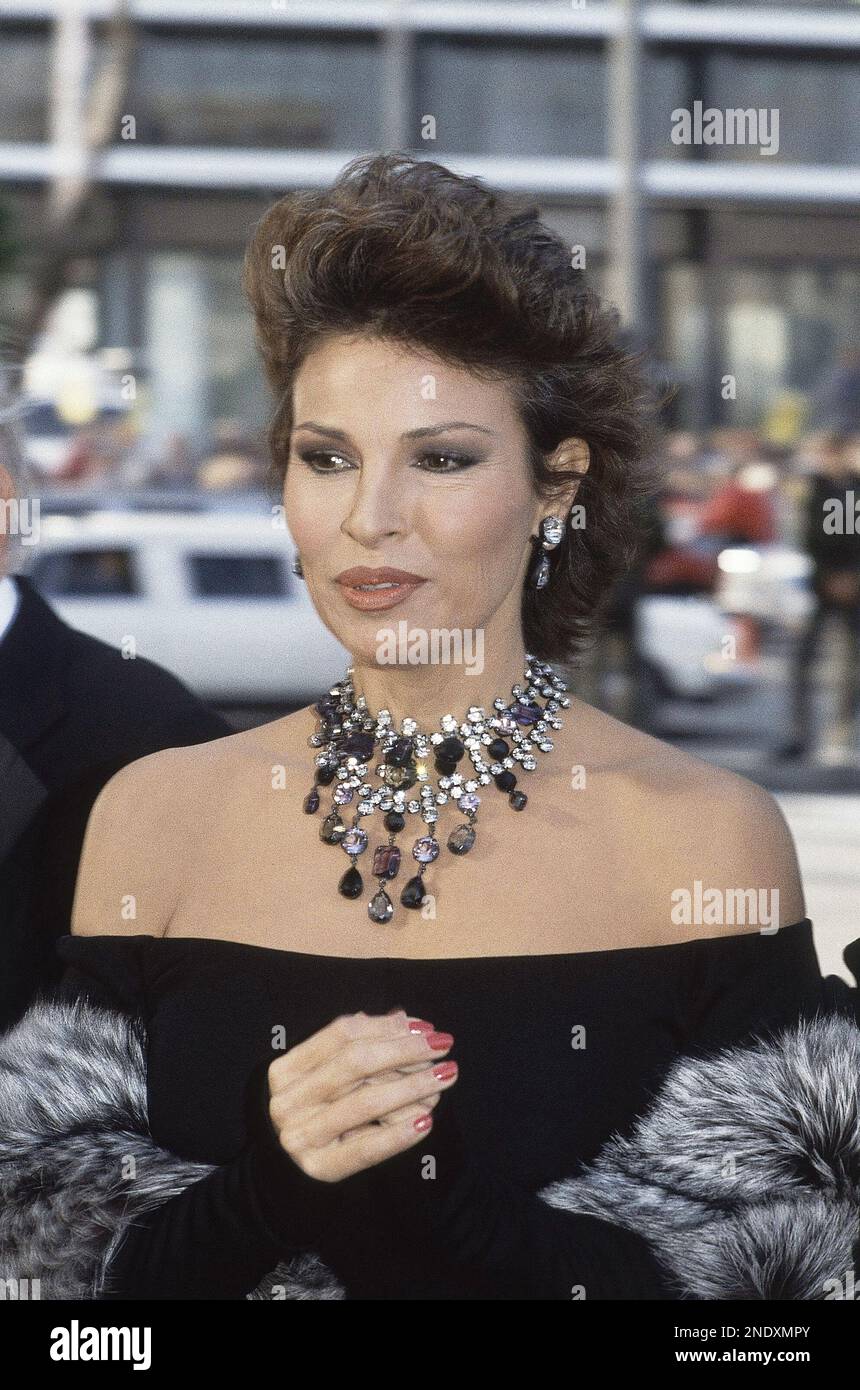 Actress Raquel Welch arrives at the 55th Annual Academy Awards in Los ...