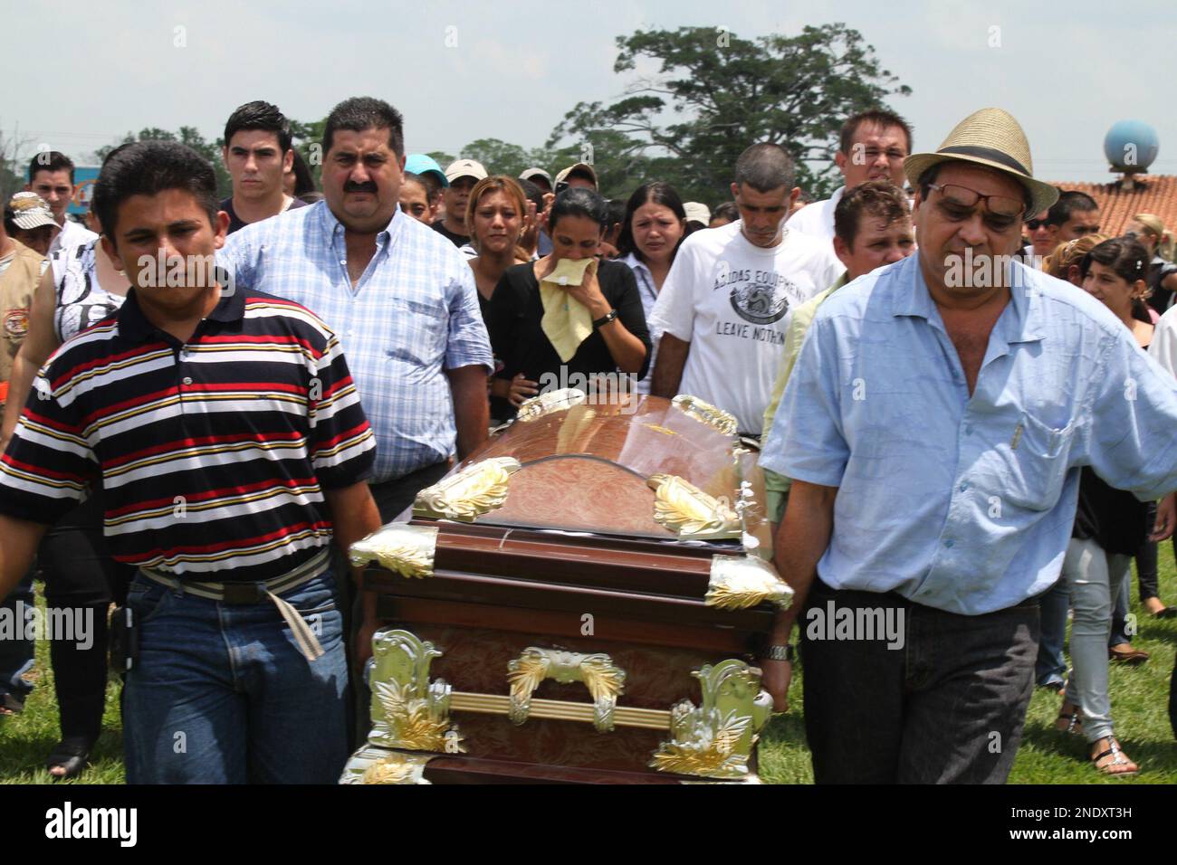 Relatives of Jennifer Carolina Viera, wife of former boxing world ...