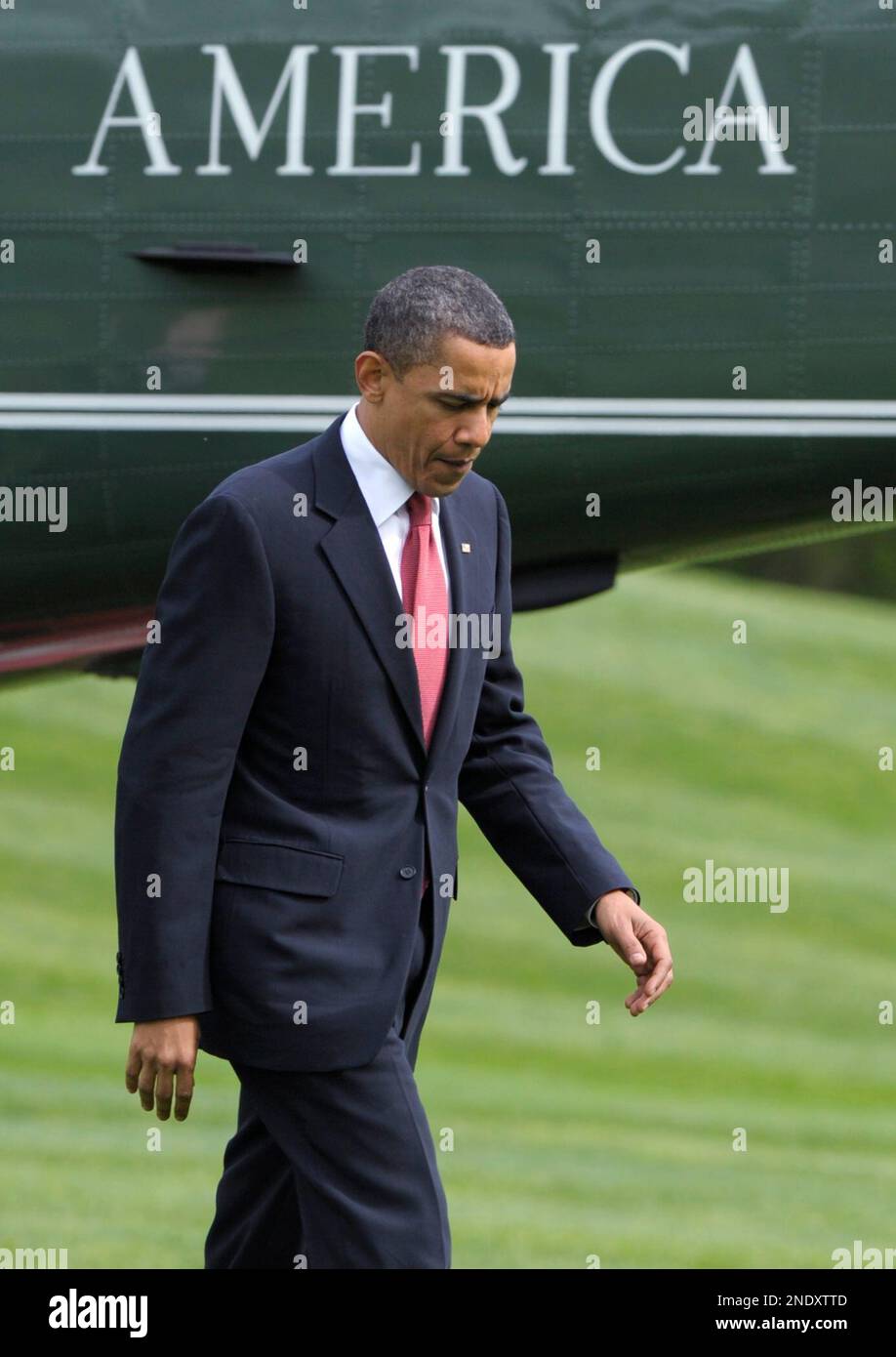 President Barack Obama walks off of Marine One at the White House in ...
