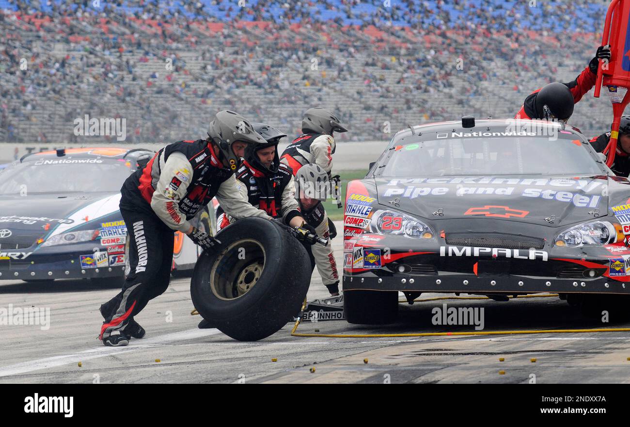 The pit crew for Robert Richardson Jr. during the NASCAR Nationwide ...
