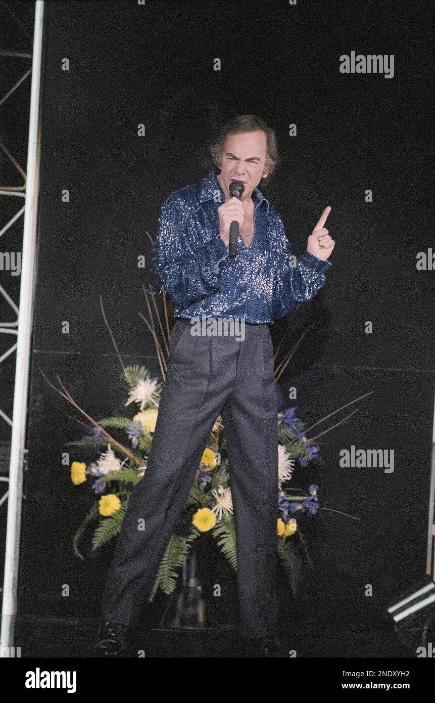 Singer Neil Diamond belts out the song "Heading Into The Future" during ...