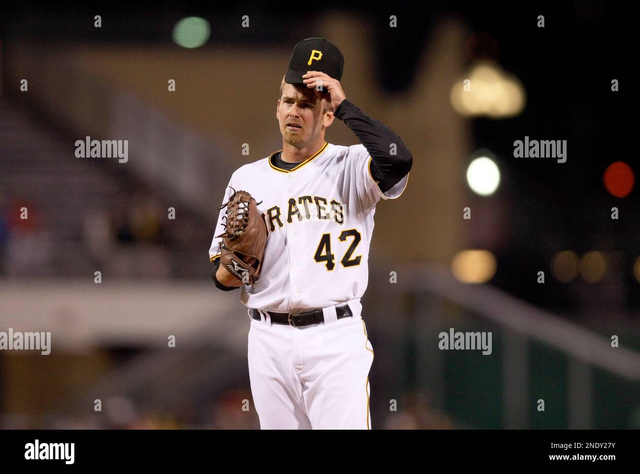 Pittsburgh Pirates starting pitcher Zach Duke plays in the baseball ...