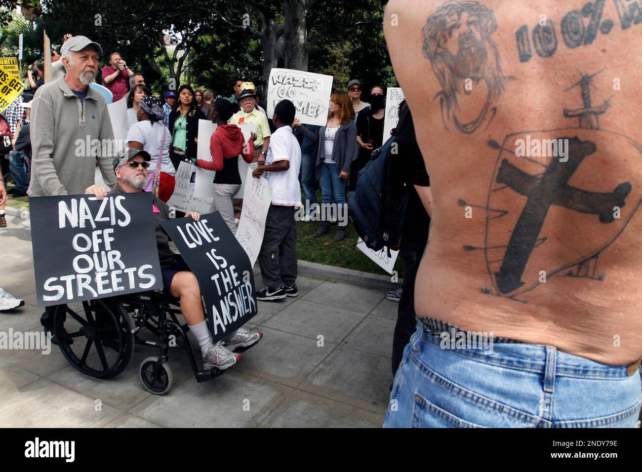 Anti-Nazi protesters carry signs and chant slogans during a white ...
