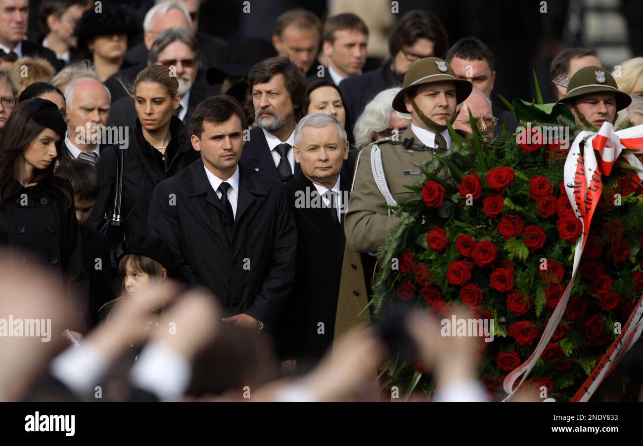 Jaroslaw Kaczynski, center, heads the procession behind the coffin ...