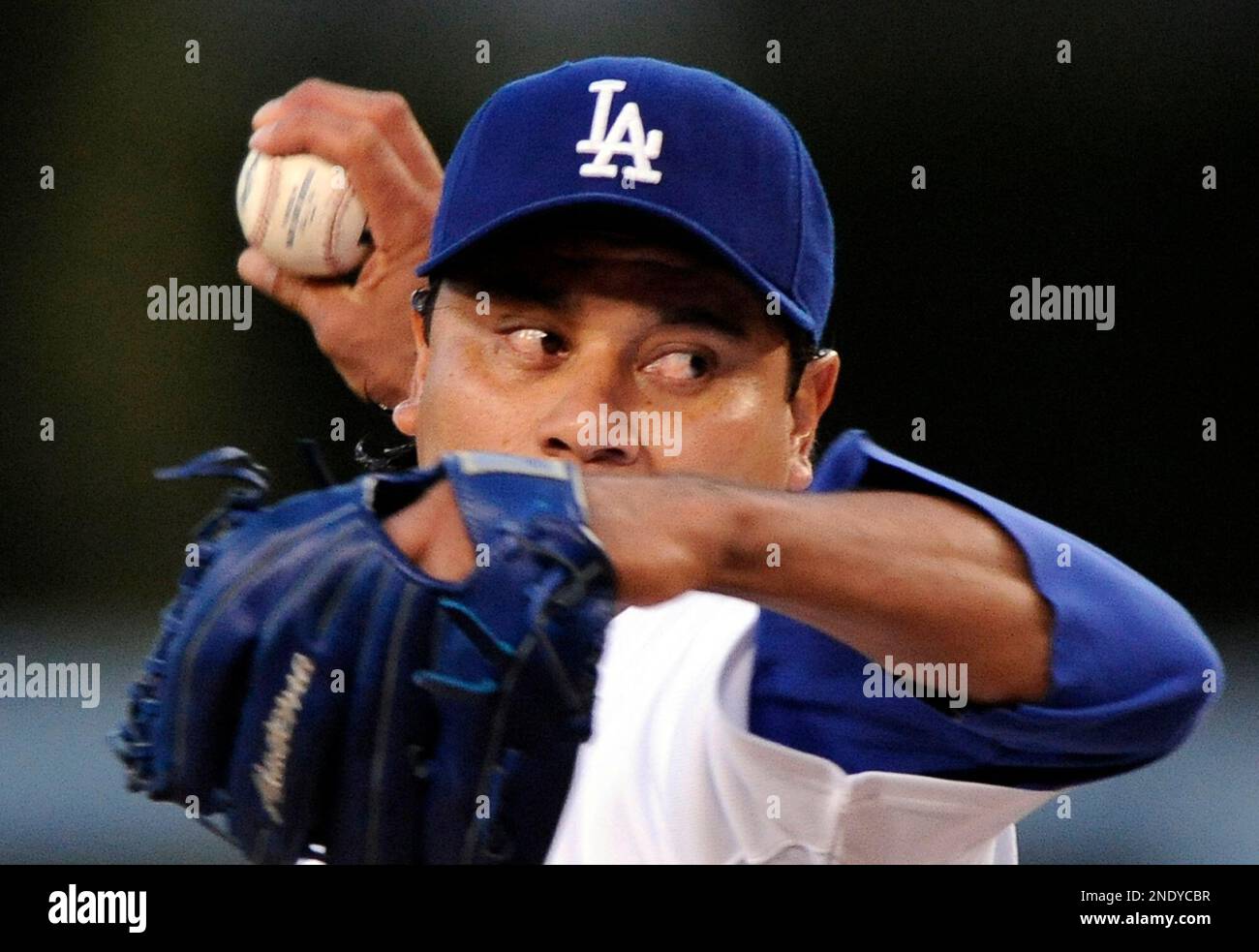 Los Angeles Dodgers starting pitcher Vicente Padilla throws to the ...