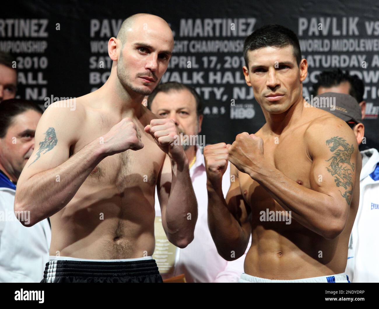Kelly Pavlik of Youngstown, OhIO, left, and Sergio Martinez of ...