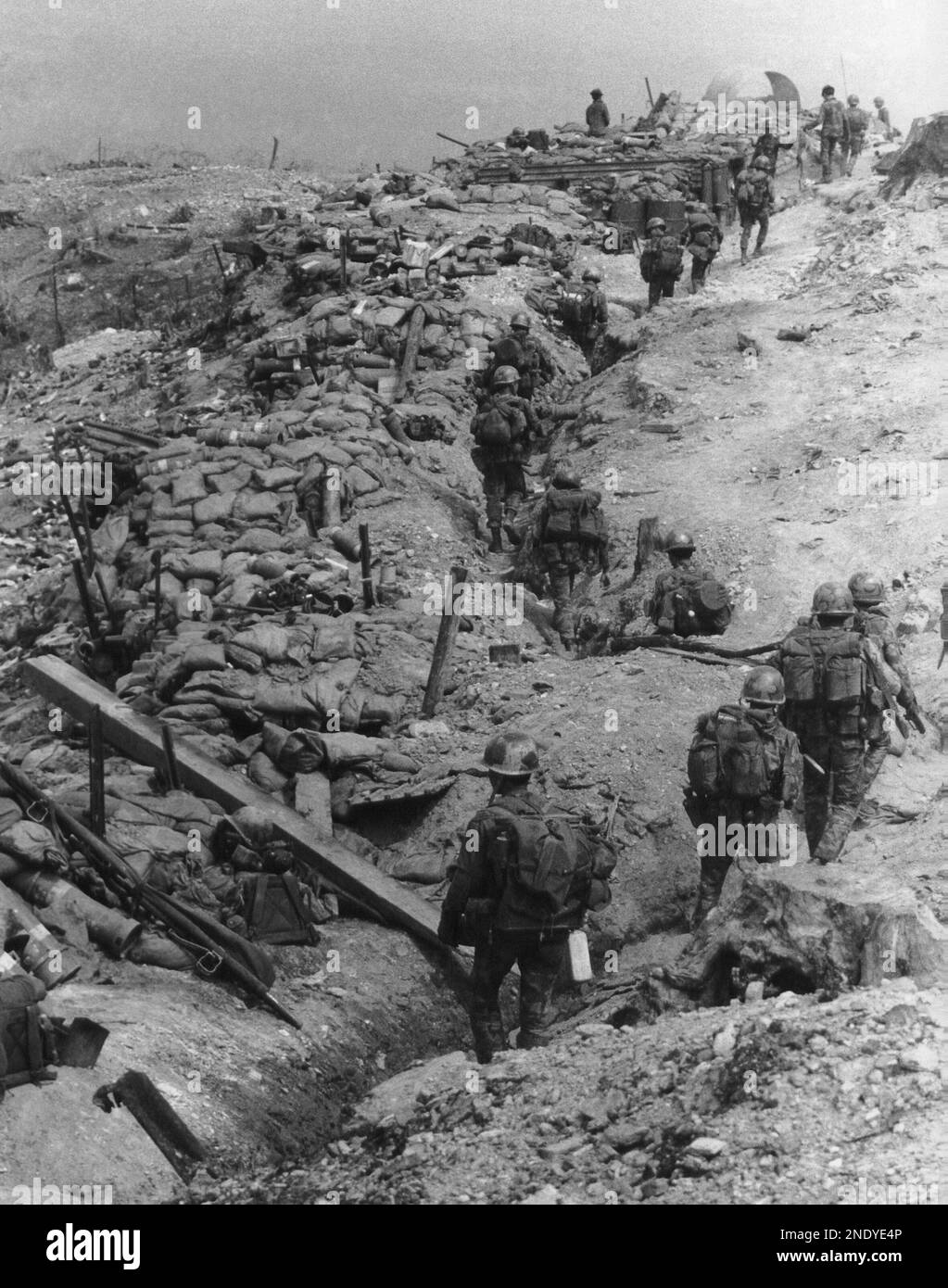 Fresh South Vietnamese troops thread their way through a line of ...