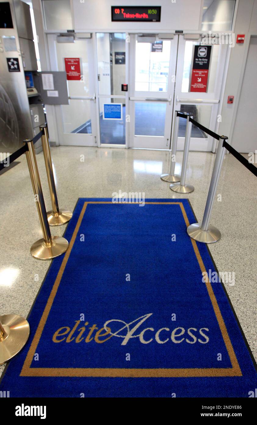 A Continental Airlines Elite Access boarding lane is shown at George ...