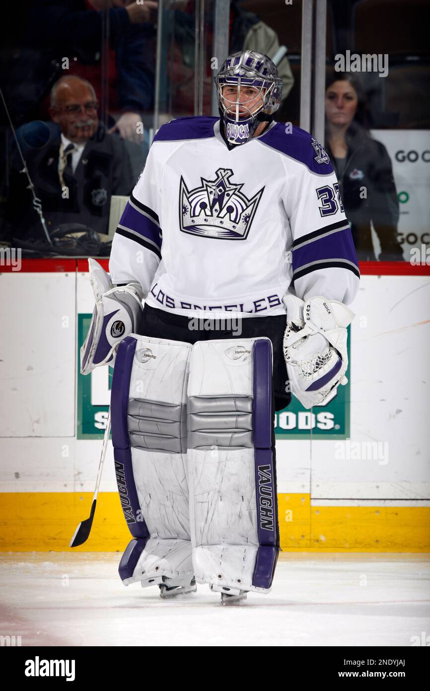 Los Angeles Kings goalie Jonathan Quick warms up before facing the ...