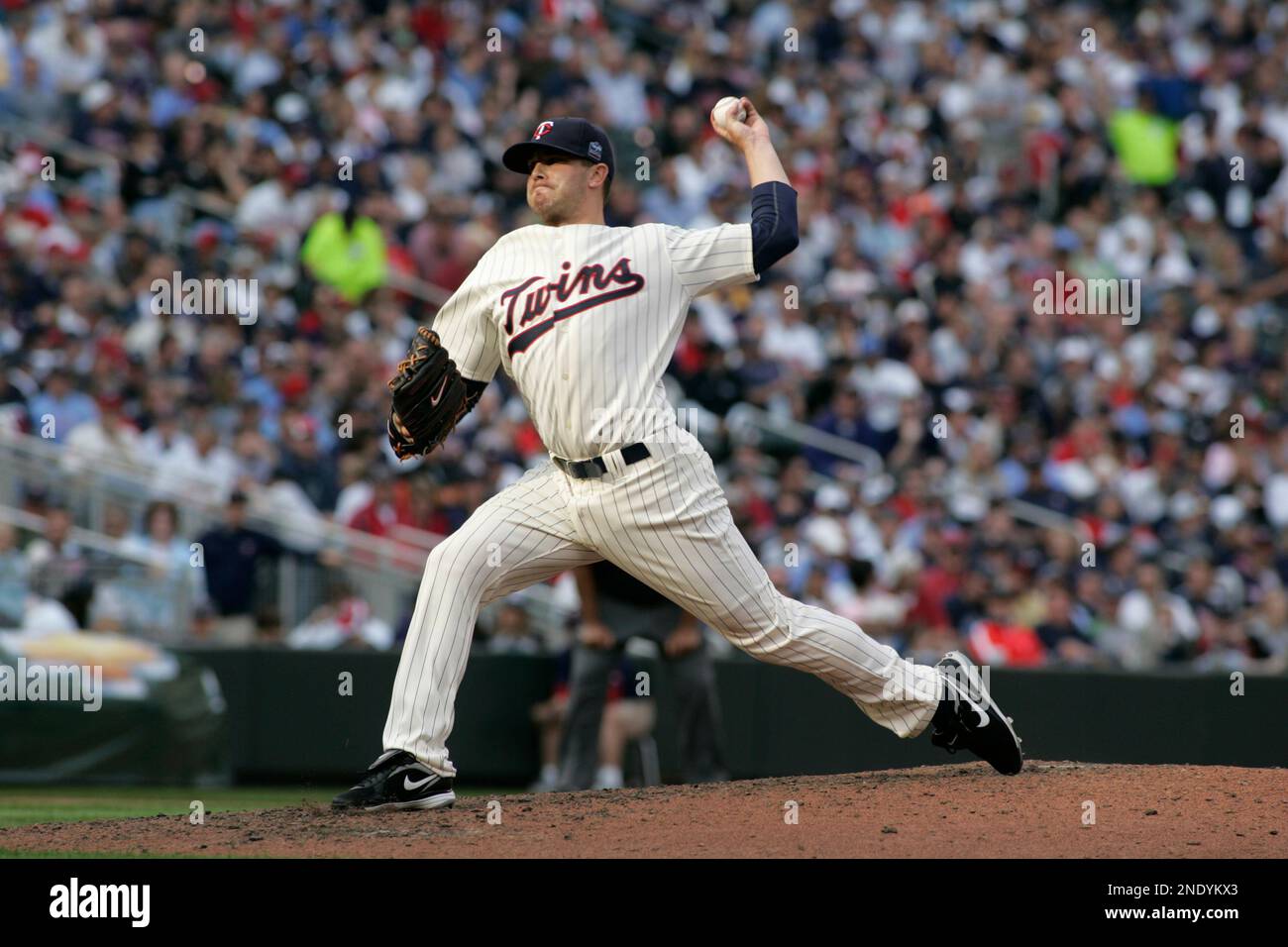 Minnesota Twins relief pitcher Brian Duensing delivers against the ...