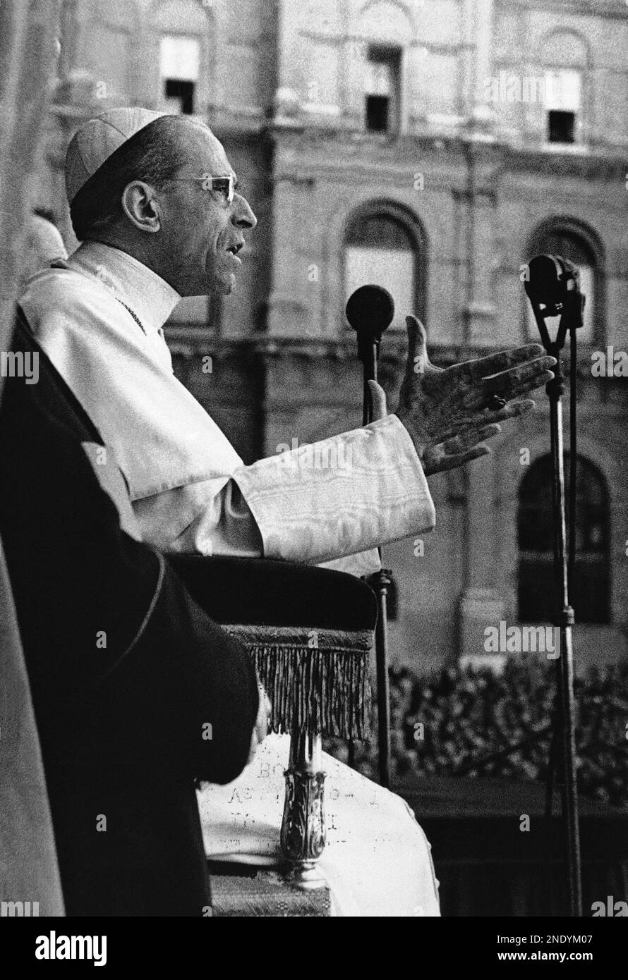 His Holiness Pope Pius XII addressing a crowd of 20,000 Italians ...