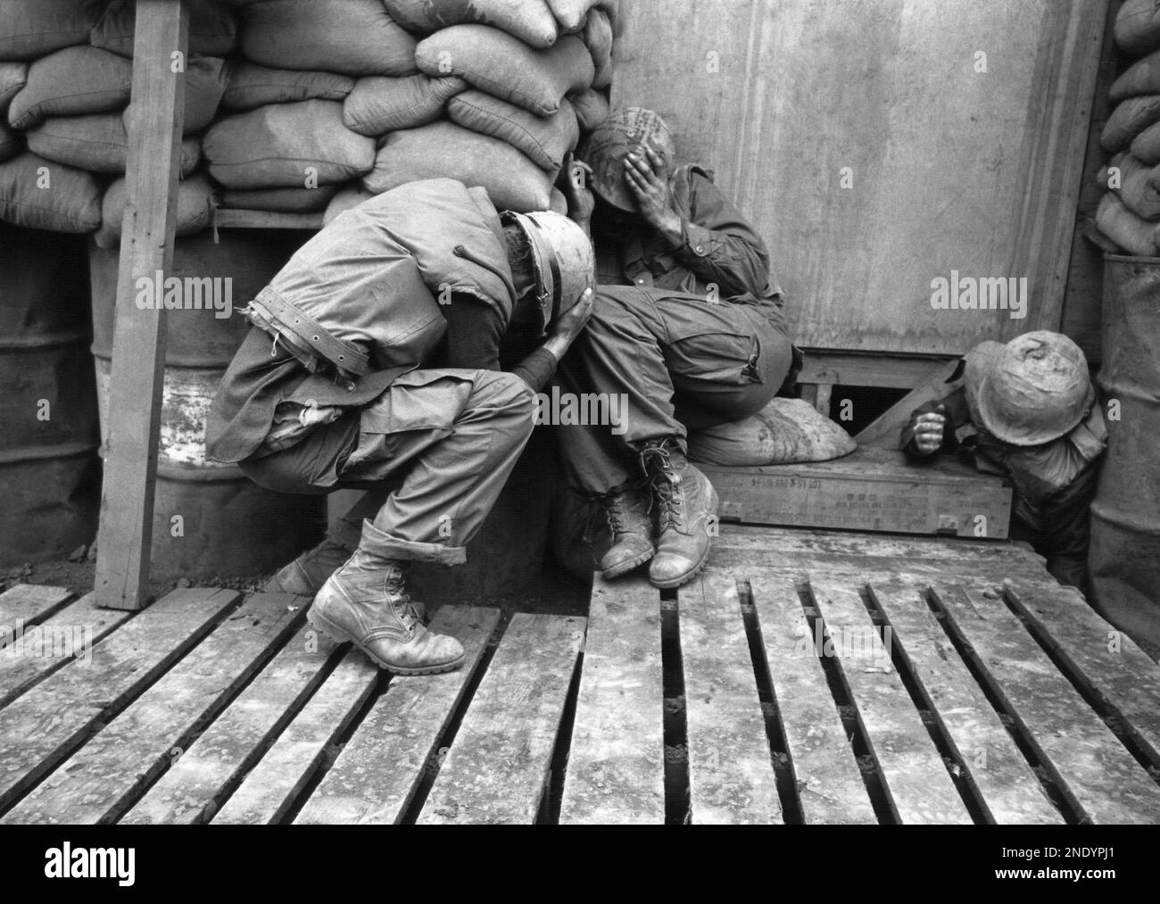 American soldiers take shelter in a sandbagged bunker as North ...