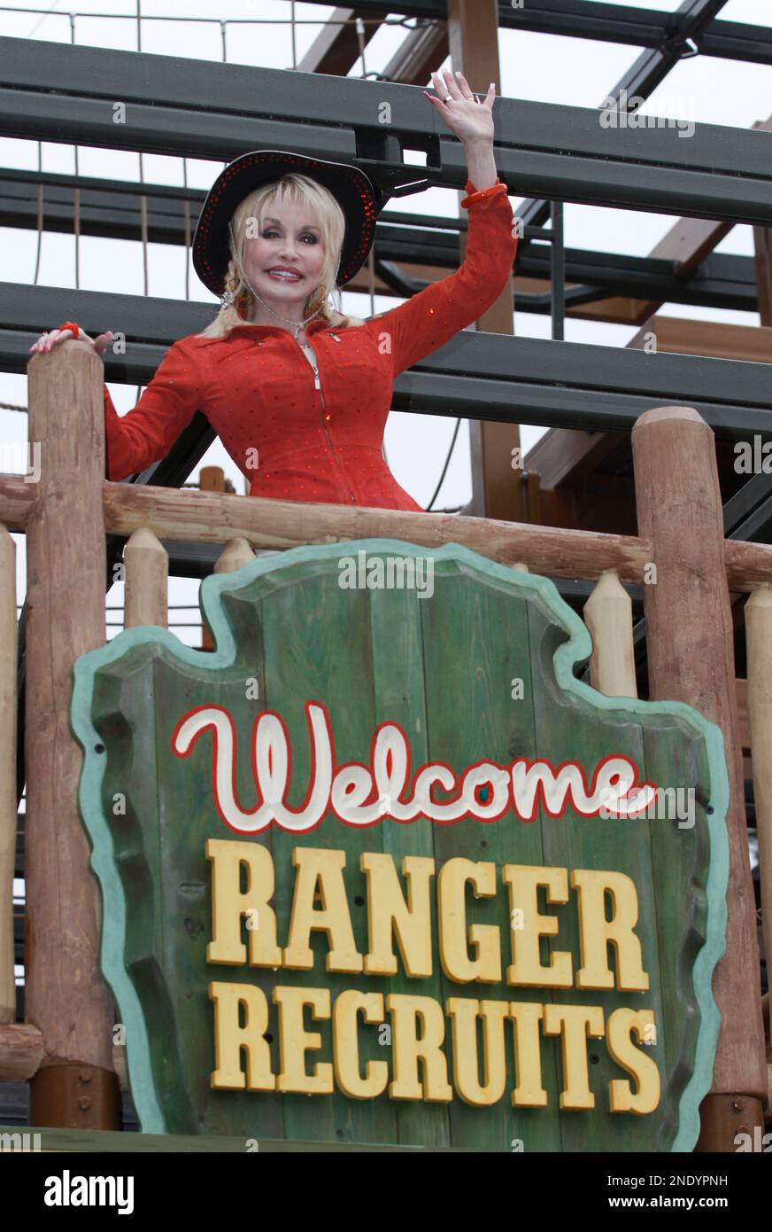 Dolly Parton waves to guests at her latest attraction, Adventure ...