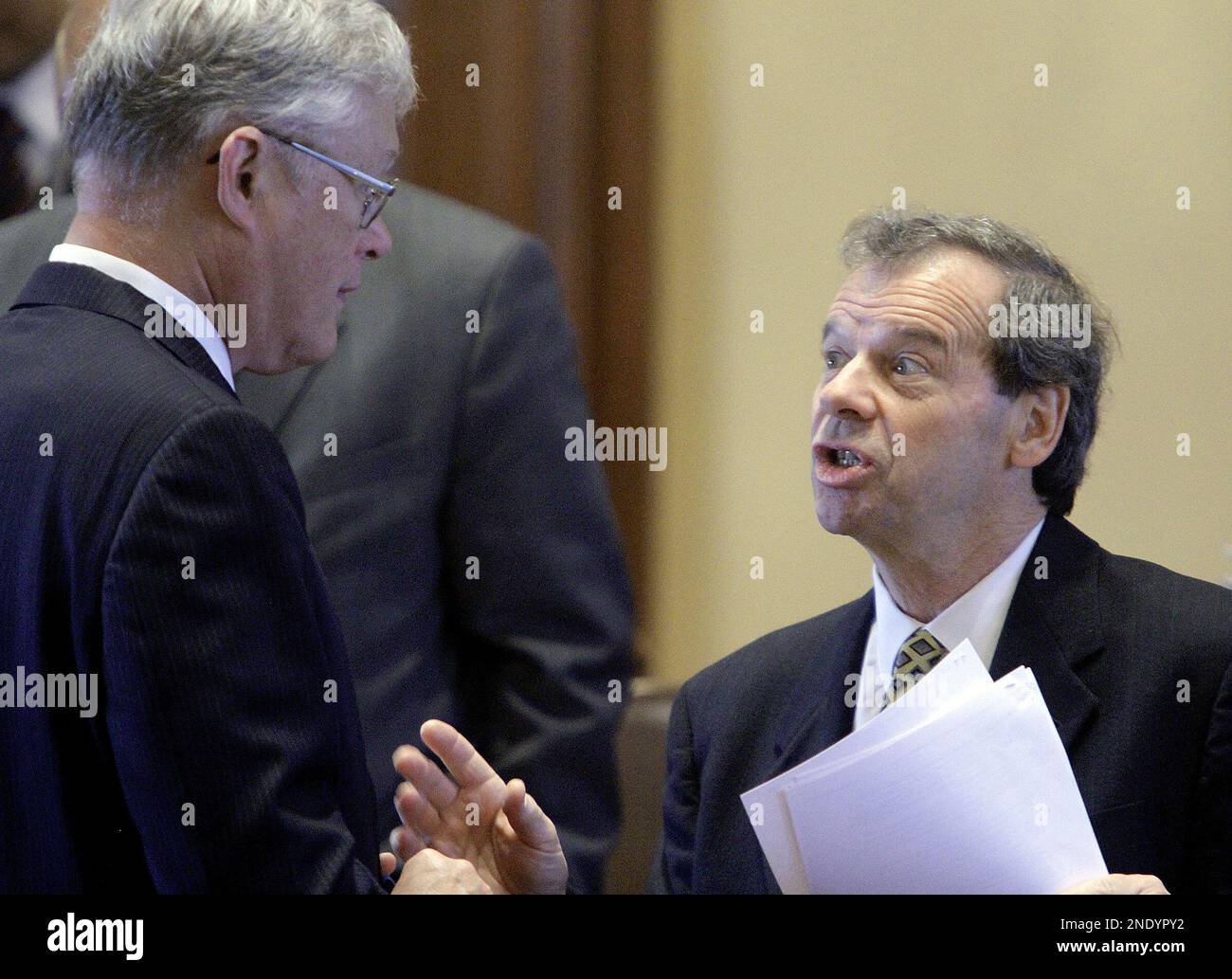Illinois Senate President John Cullerton, D- Chicago, right, confers ...